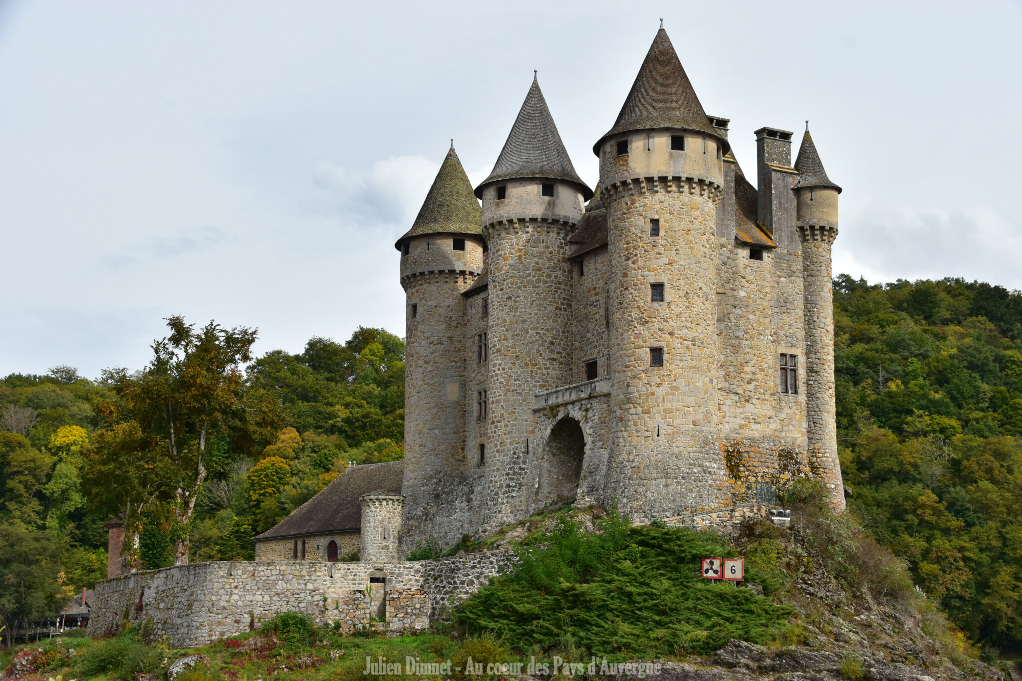 Le Château de Val (15) – Au Cœur des Pays d'Auvergne